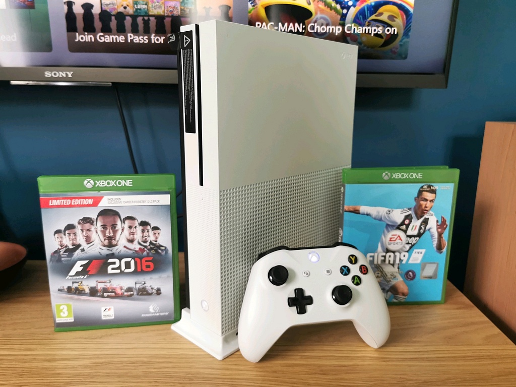 Xbox One S / Andele Mandele